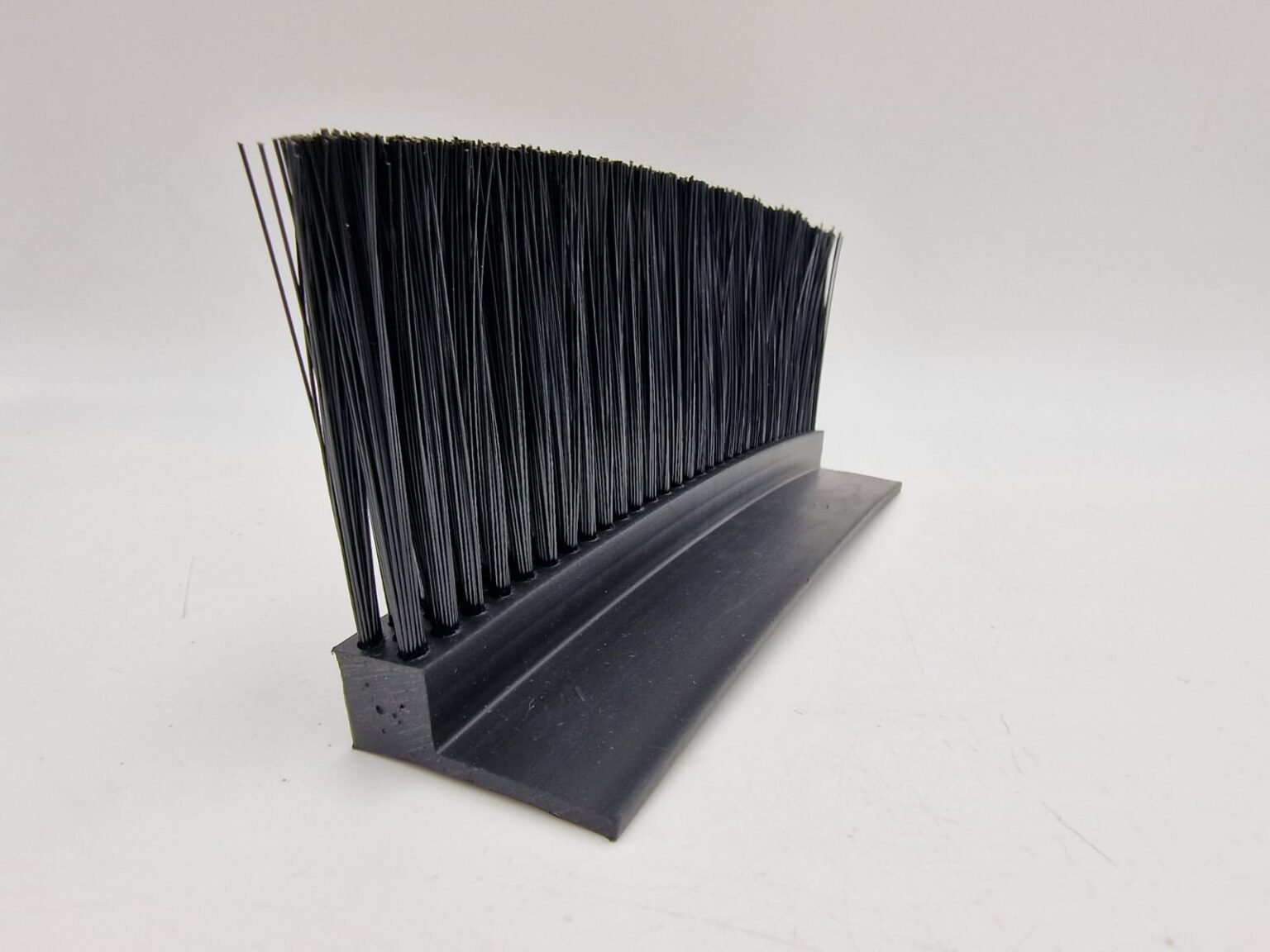 Cepillos pasa cables en suelos técnicos y salas refrigeradas